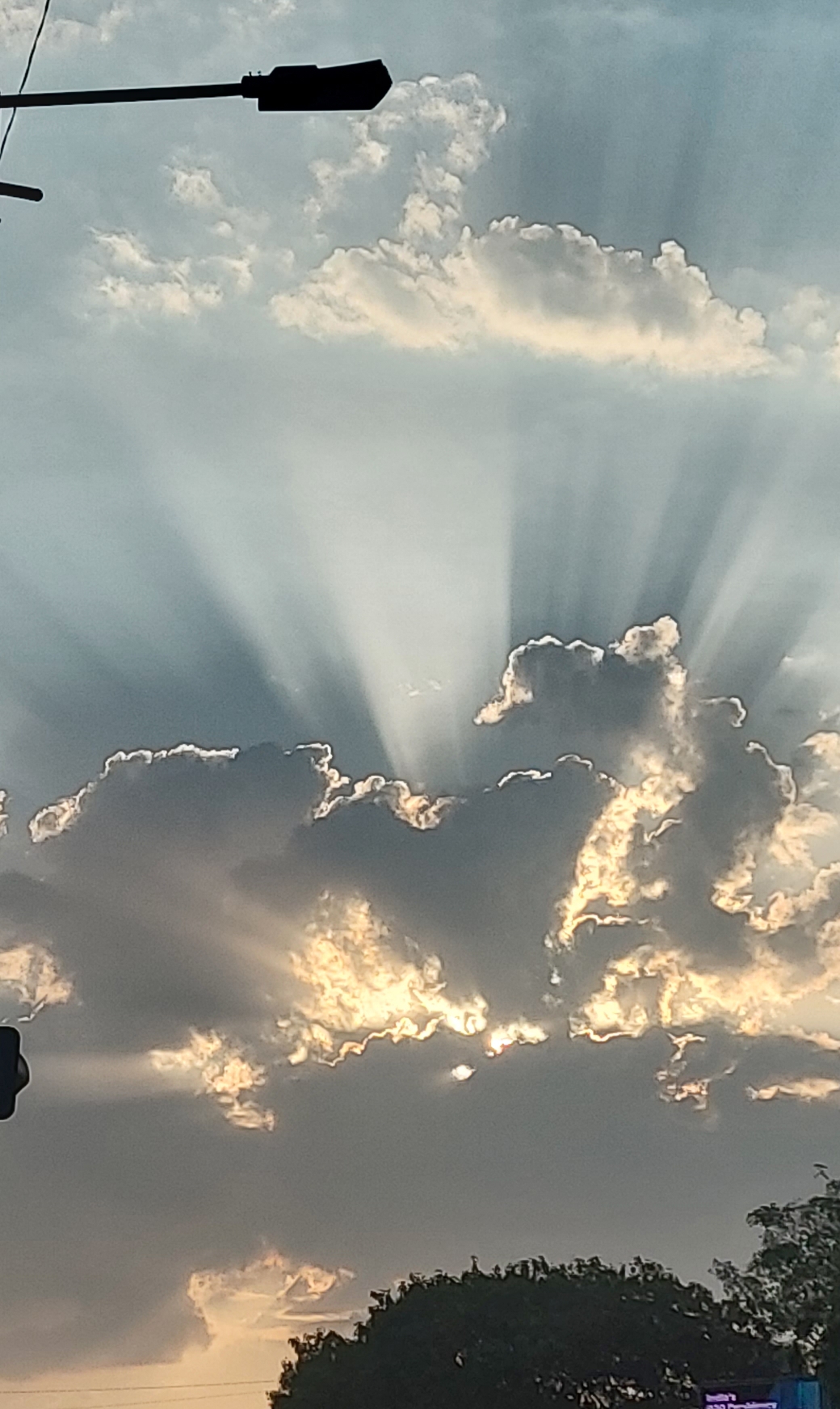 Crepuscular rays in Pune and a surprise from Western Ghats – VISMAYA ...